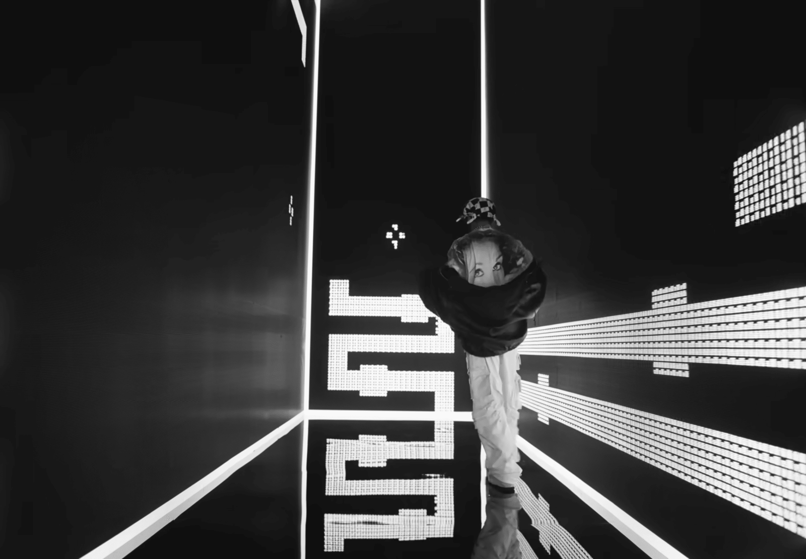 Drake Trolls Kendrick Lamar in “NOKIA” Video, Fans Spot Hidden Disses ...